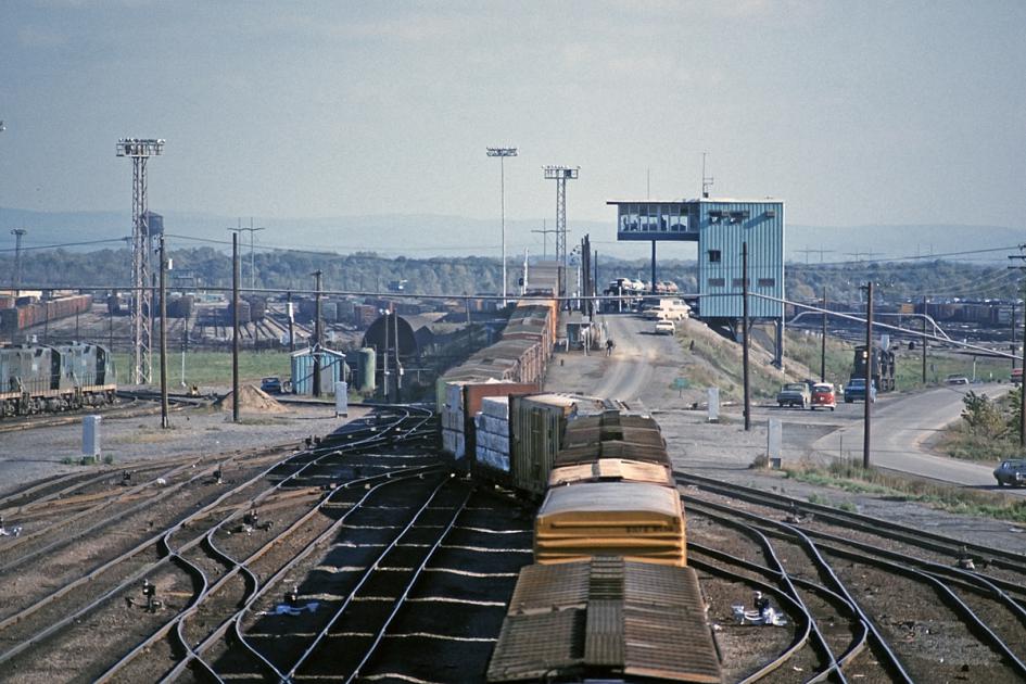 Selkirk Hump tower on Sept 28, 1976 | Conrail Photo Archive